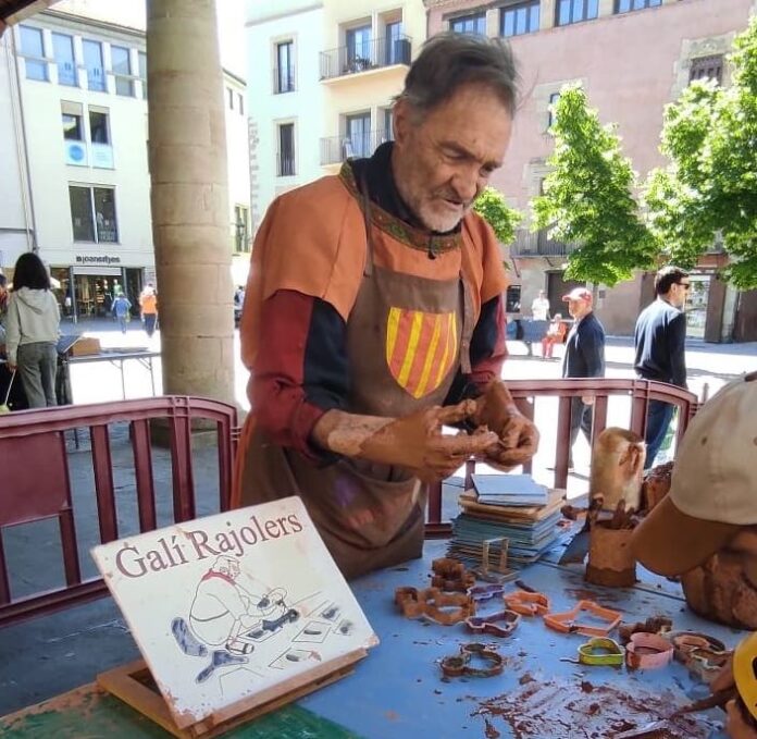 La mostra d'oficis artesans de Granollers, omple la Porxada, malgrat ...